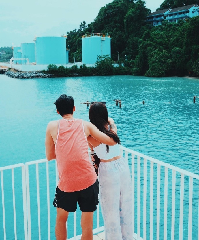 The former female singer Jiang Ruolin turned into a mother-to-be and took recent photos, her ...