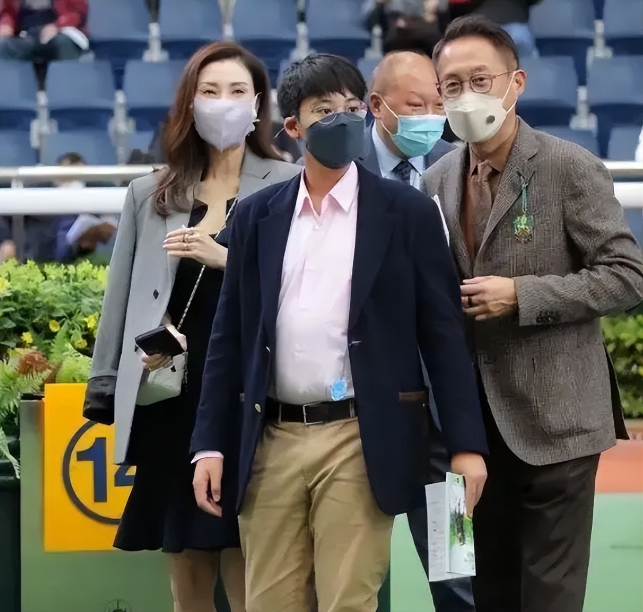 Li Jiaxin's 12-year-old son rarely shows up. He is as tall as his ...