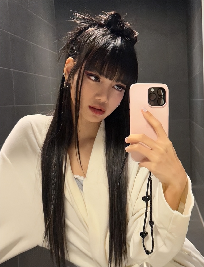 KPOP top girl group BLACKPINK :Lisa - iMedia
