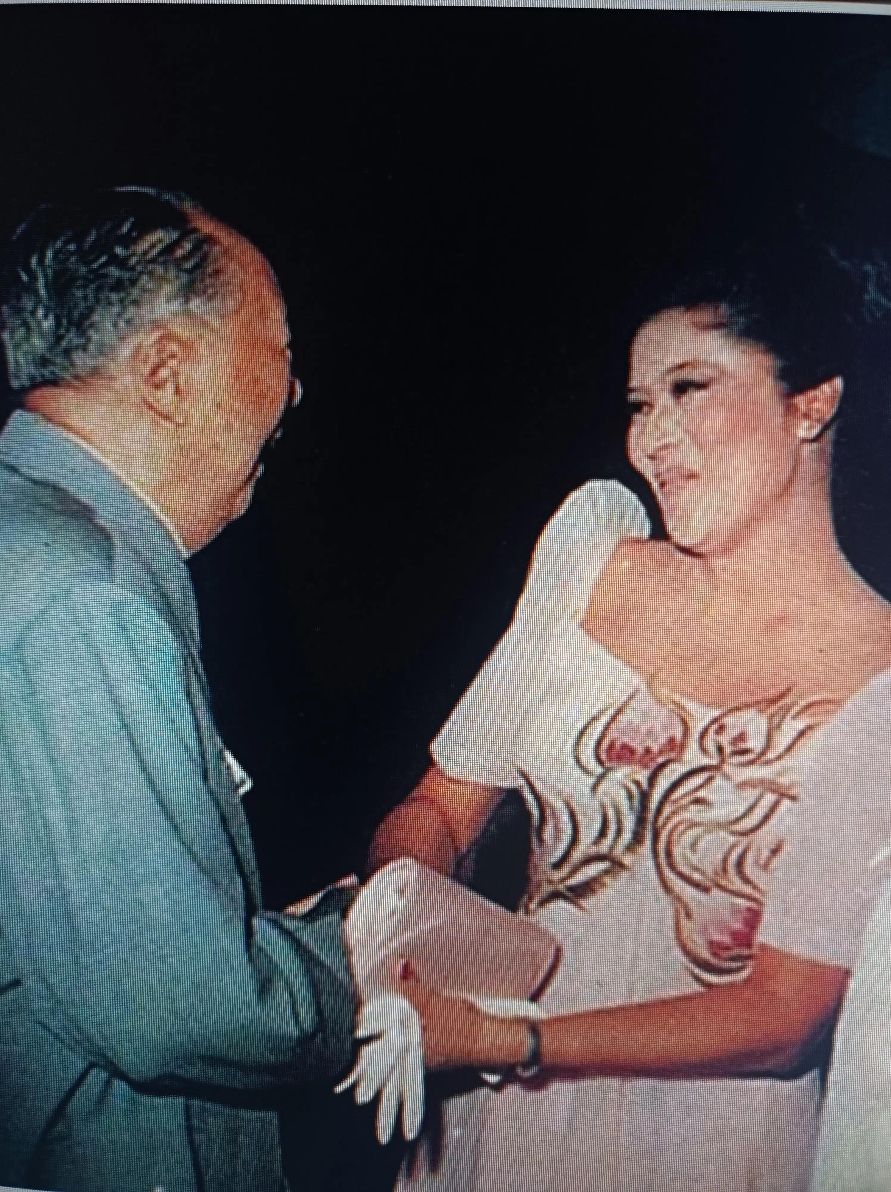 This is the only public photo of Mao Zedong kissing hands in western ...