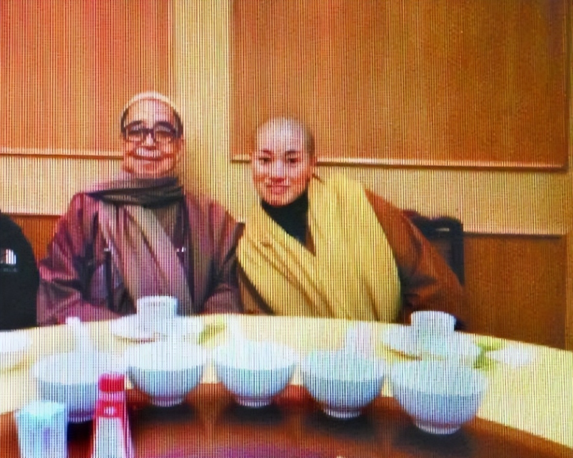 "Merry Nun" Shi Zhiding! During the day in the temple with abstinence, and at night with the ...