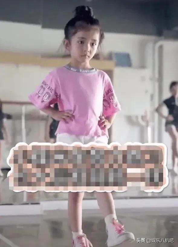 A recent photo of Yang Mi Hawick Lau's daughter Xiao Nuomi was exposed ...