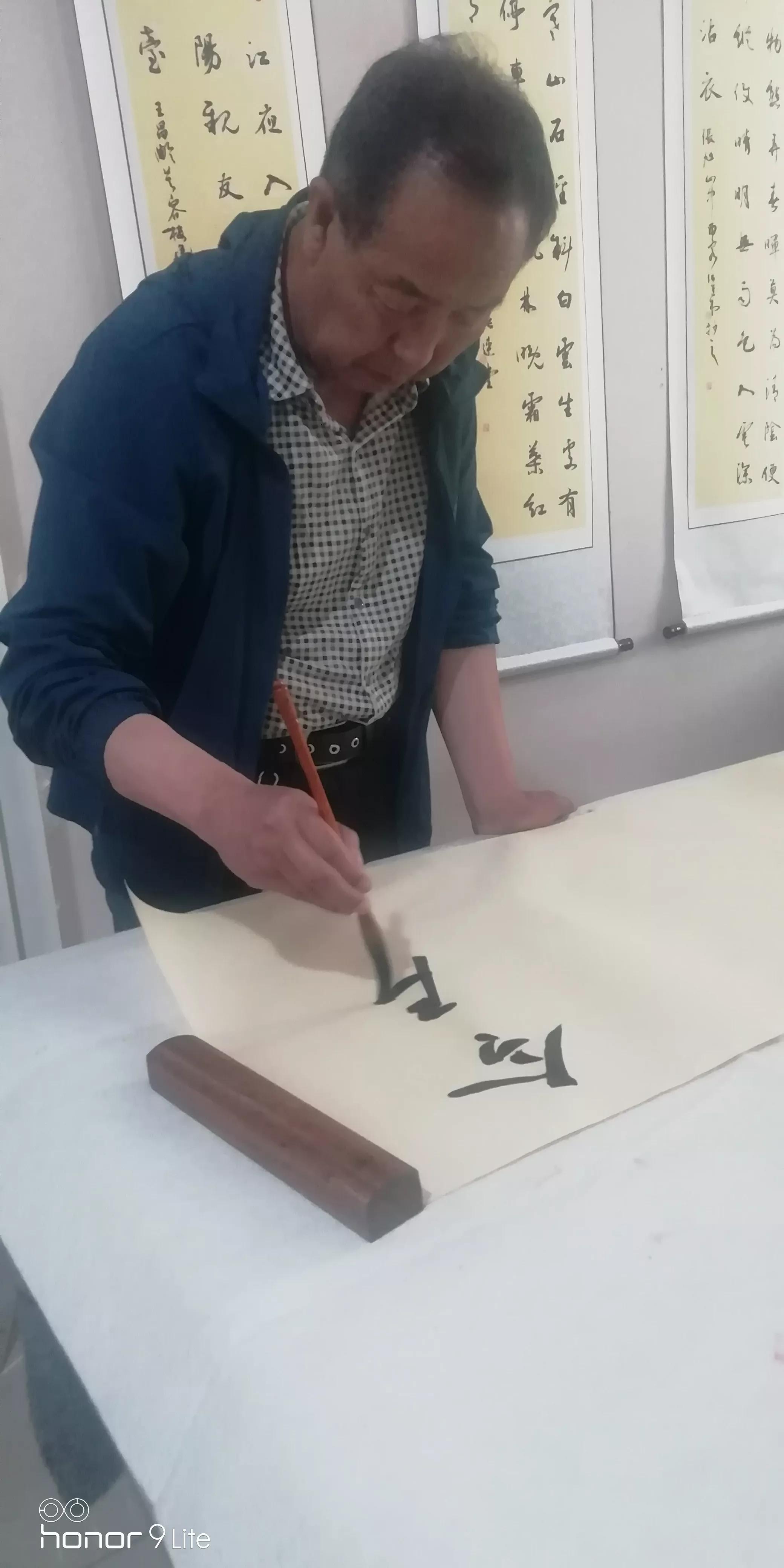 Gift to Mr. Lian Tang, a calligrapher - iNEWS