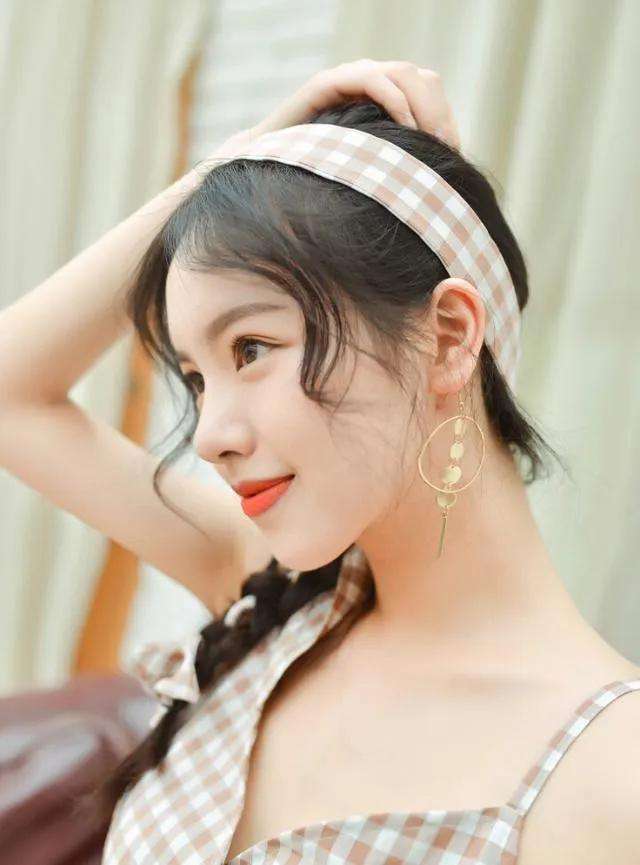 Xiong Yuting's fashionable outfits are playful and smart - iNEWS