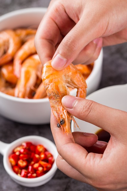 Easily master the shrimp shelling technique to make silky and delicious ...