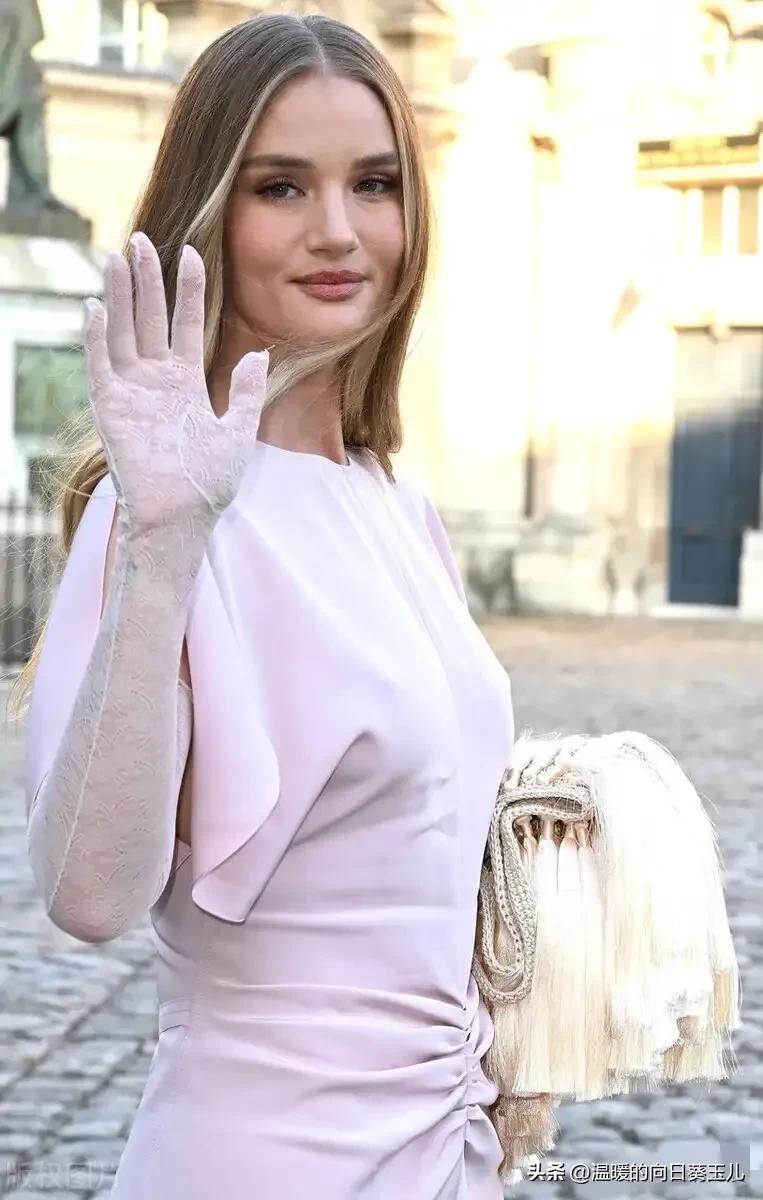 Supermodel Rosie Huntington-Whiteley - iMedia