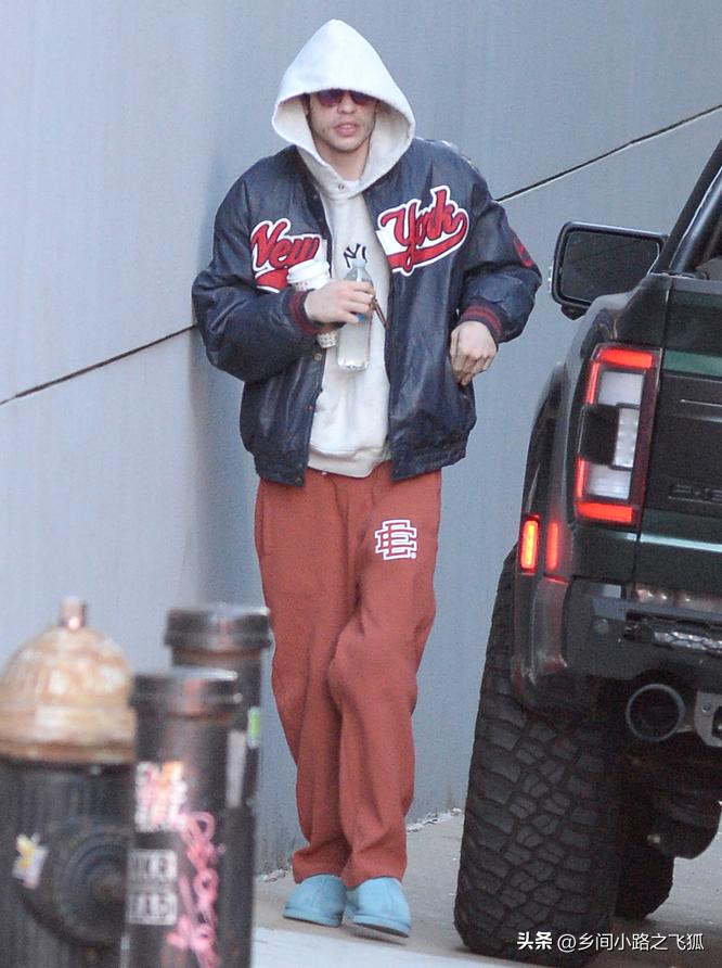 Kim Kardashian's ex-boyfriend Pete Davis stepped on cotton shoes to go ...