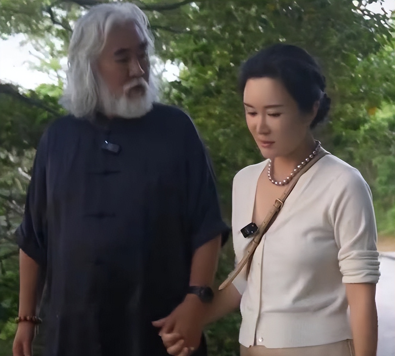 Can't hide it anymore? Du Xinglin's recent photo showed obvious abdominal bulge, and Zhang ...