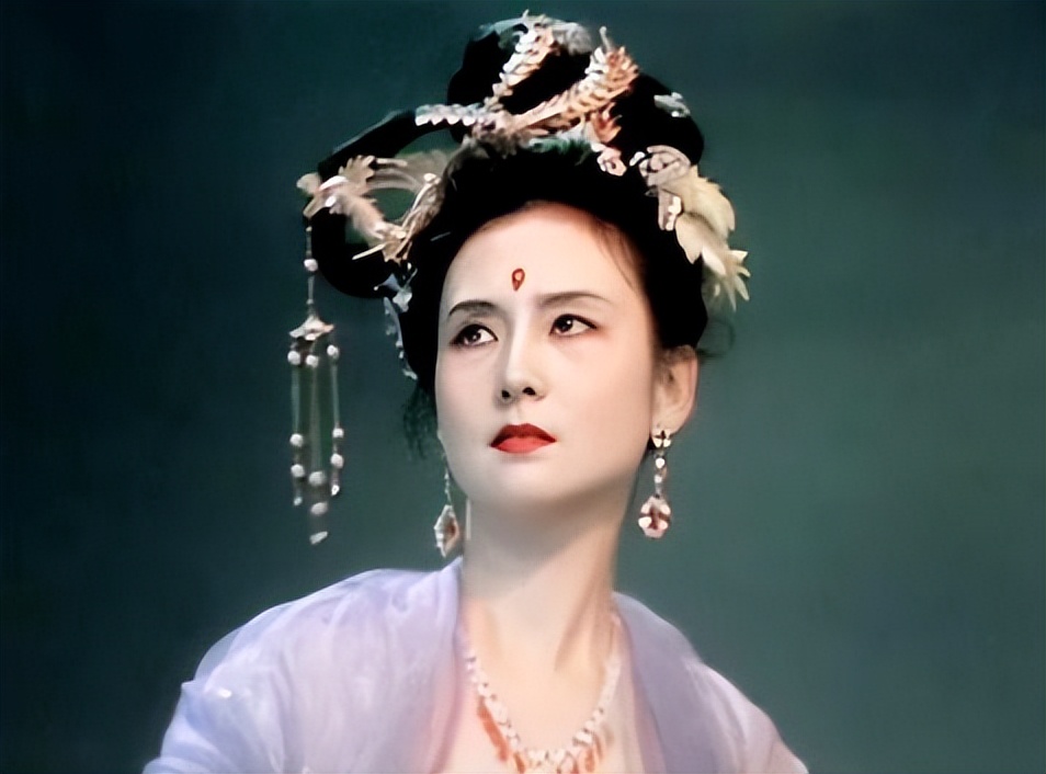 In the play, she is the unsurpassed Chang'e, and outside the play, she ...