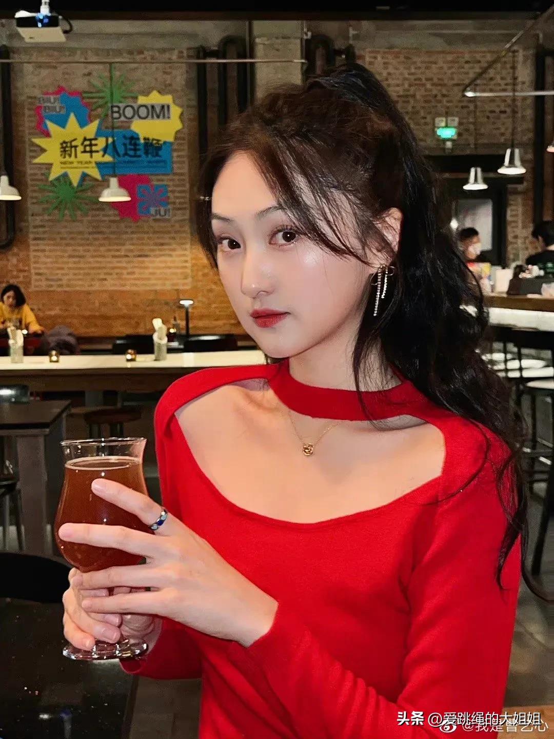 Qi Yu, a scheming stewardess, was scolded miserably for trying to catch ...