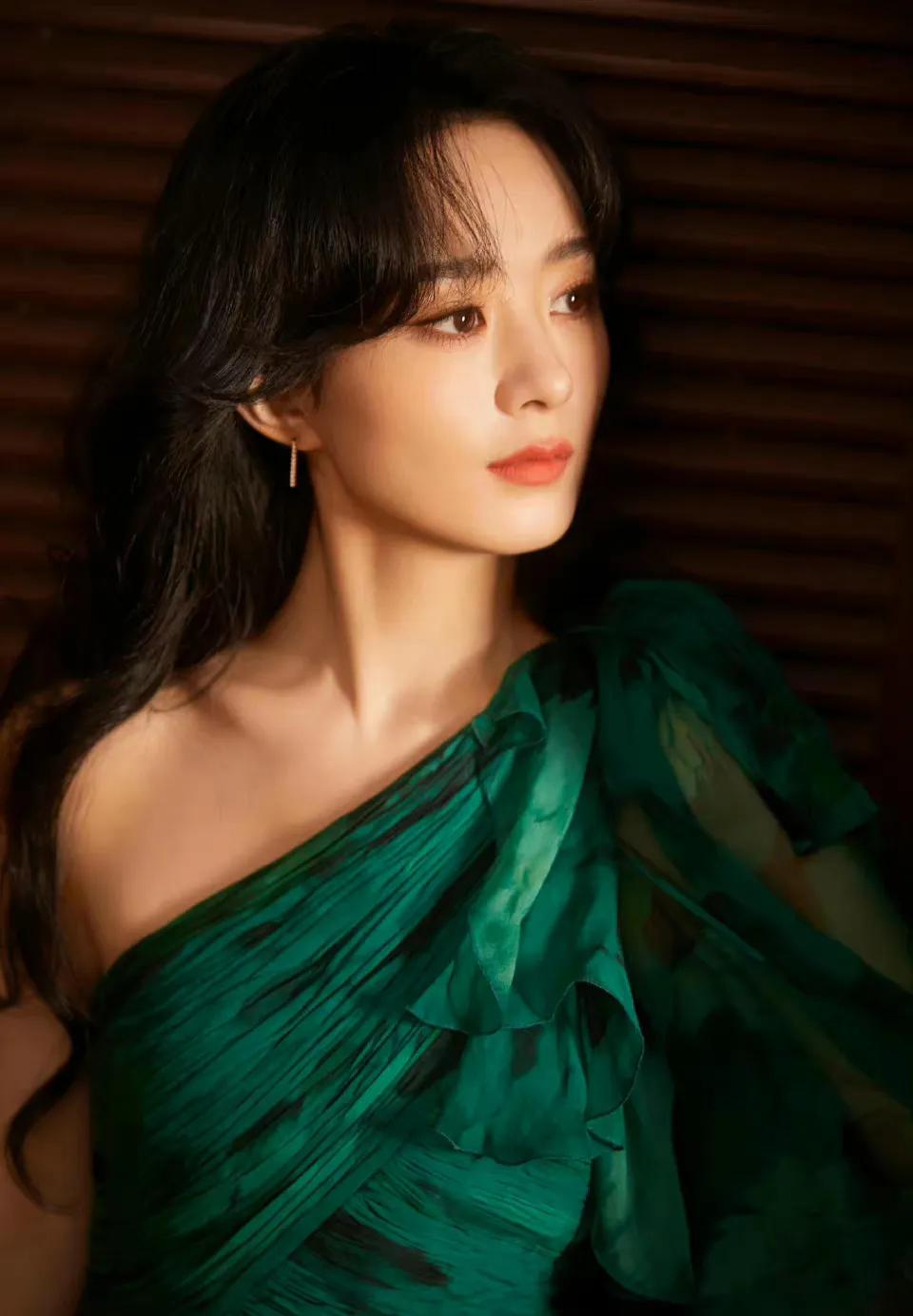 Zhao Liying glows green!Wearing an off-the-shoulder dress with ...