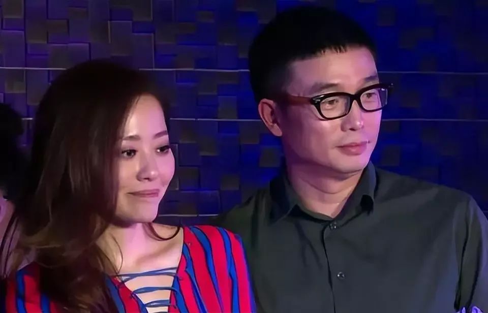 Zhang Liangying showed her back and opened her chest, leaving a slit in the middle, her breasts ...