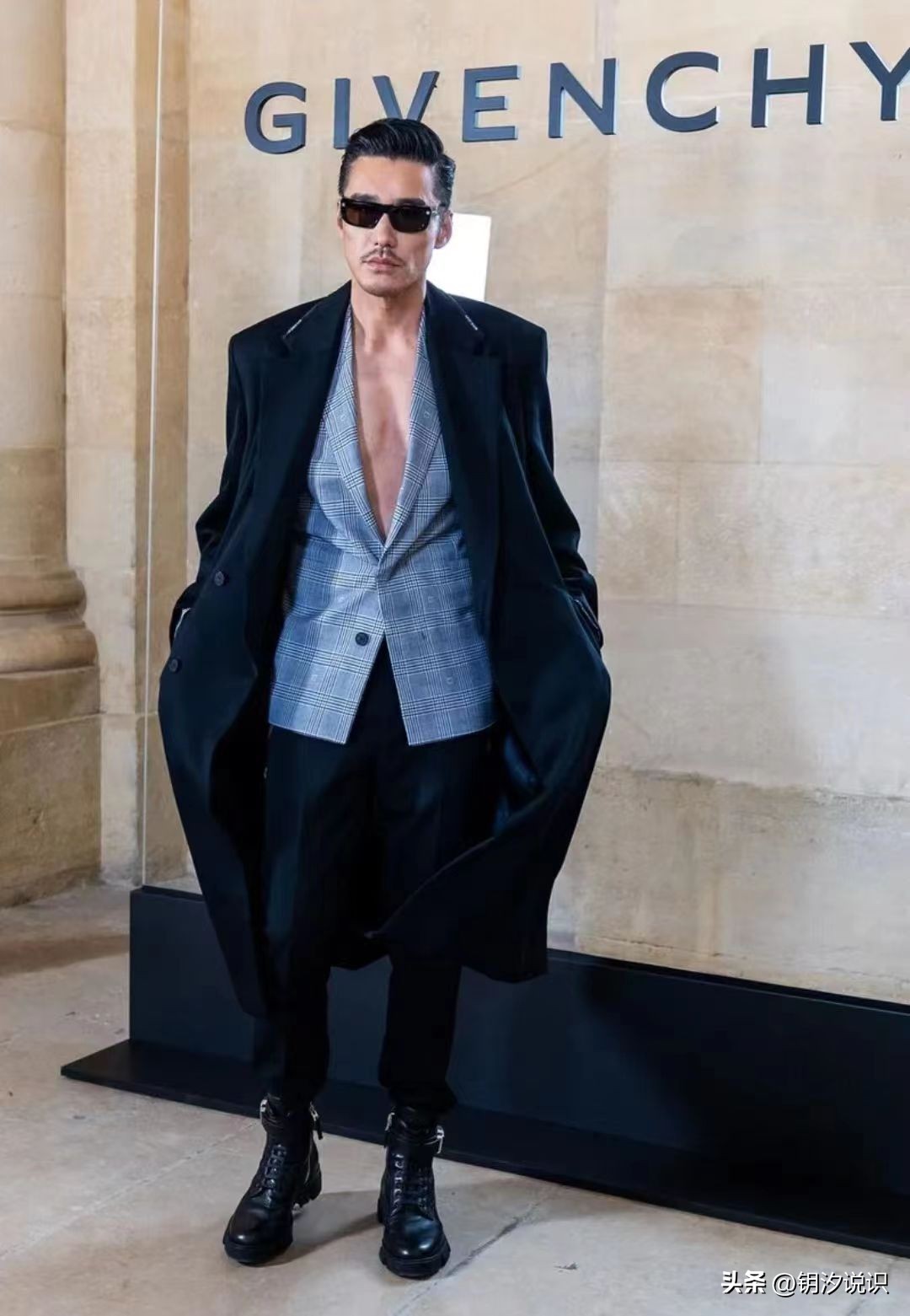 Hu Bing is too cool, with a gray suit and a black trench coat, he looks ...