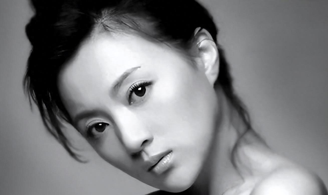 She became popular after taking the place of Yan Ni on the Spring Festival Gala. She relied on ...