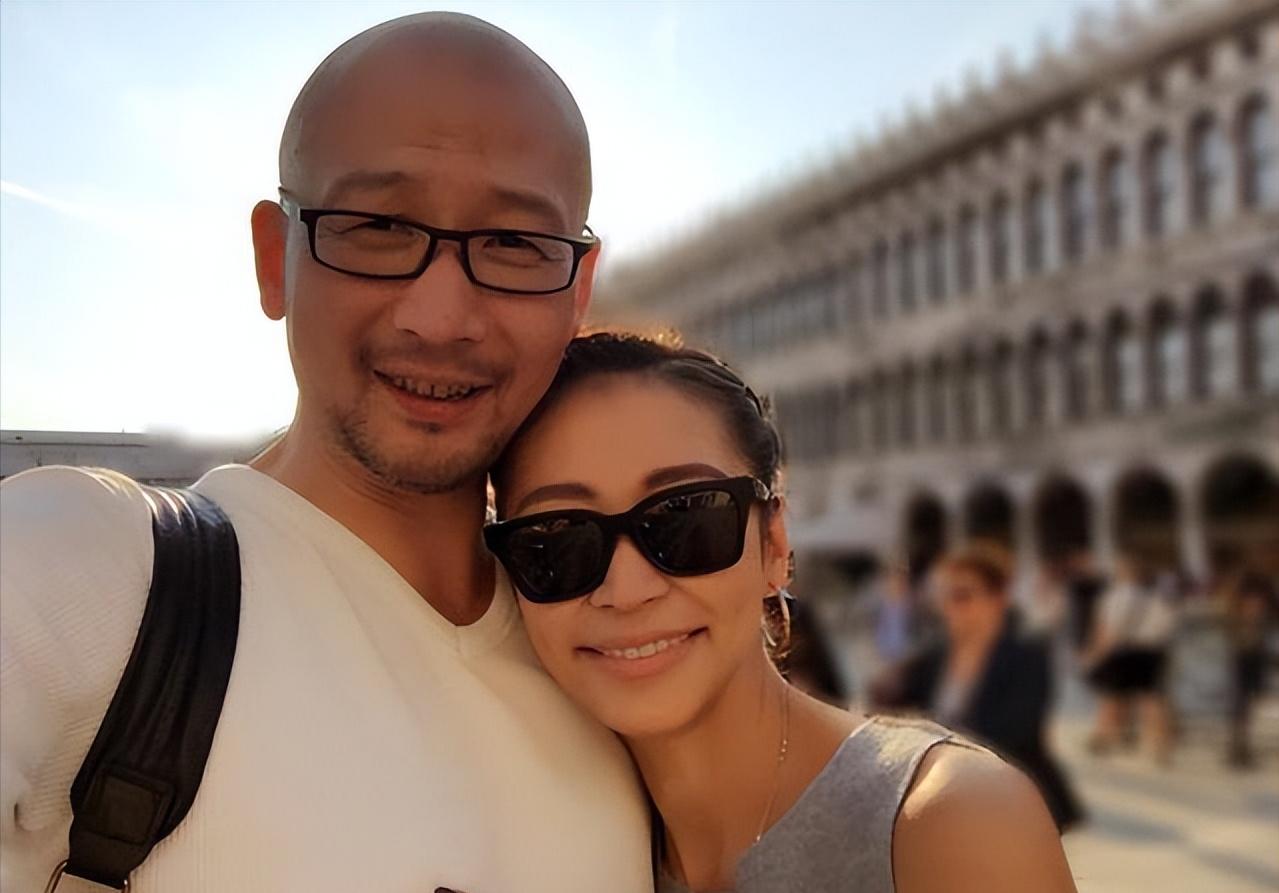 Guan Hu and Liang Jing held hands sweetly on the streets of Hong Kong ...