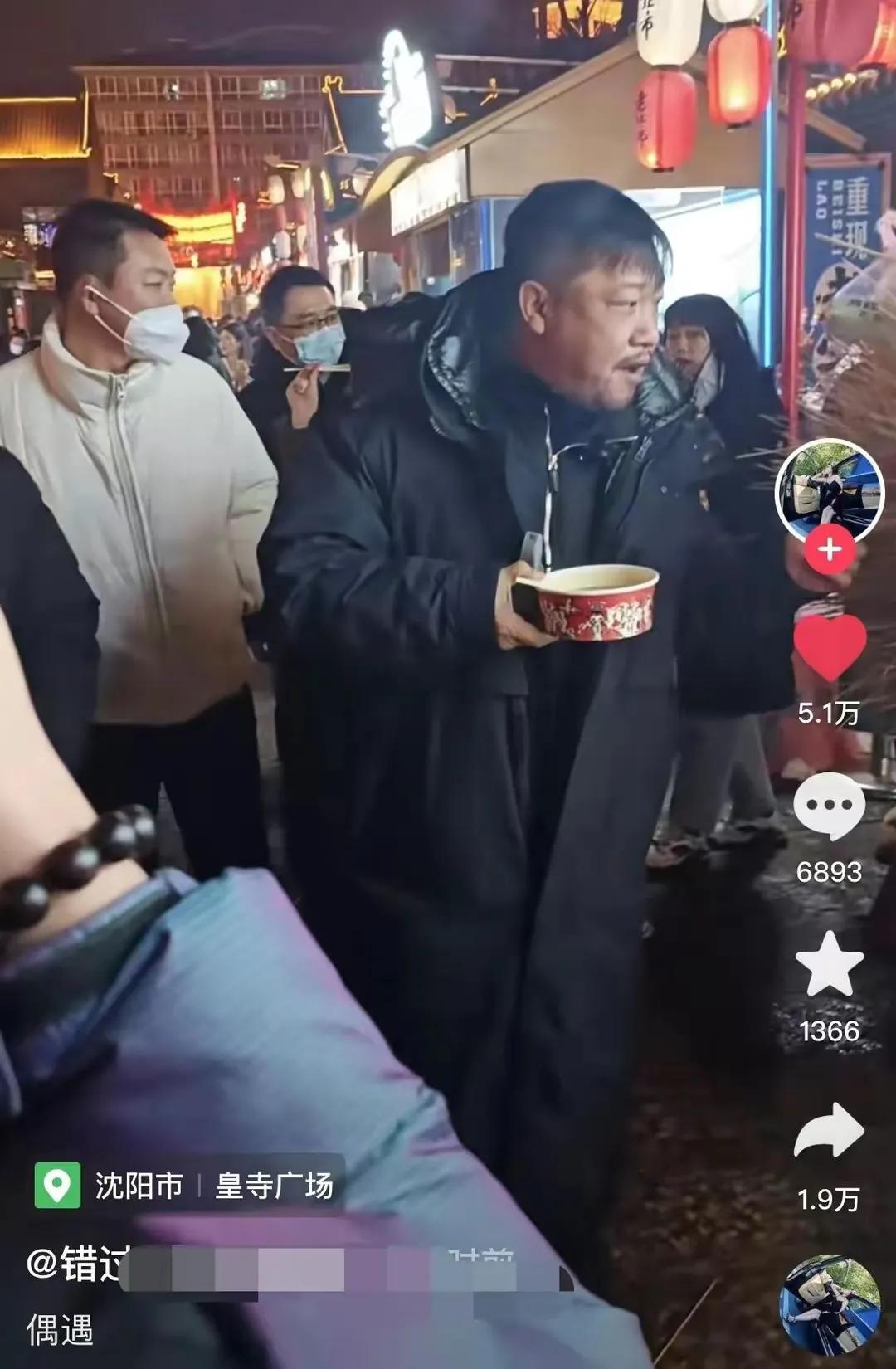 Jia Bing was photographed eating at the night market, and chatting with ...