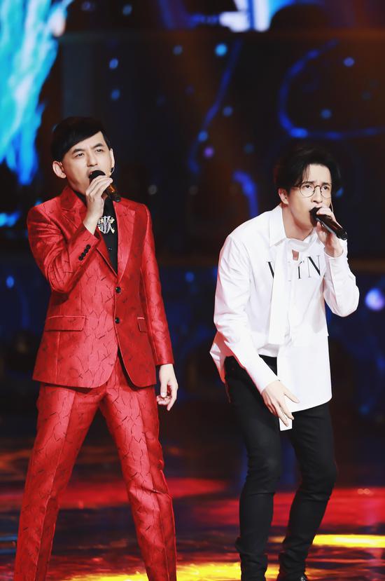 Intimate photo of Huang Zijiao and his friends Gu Youming, Wang Leehom ...