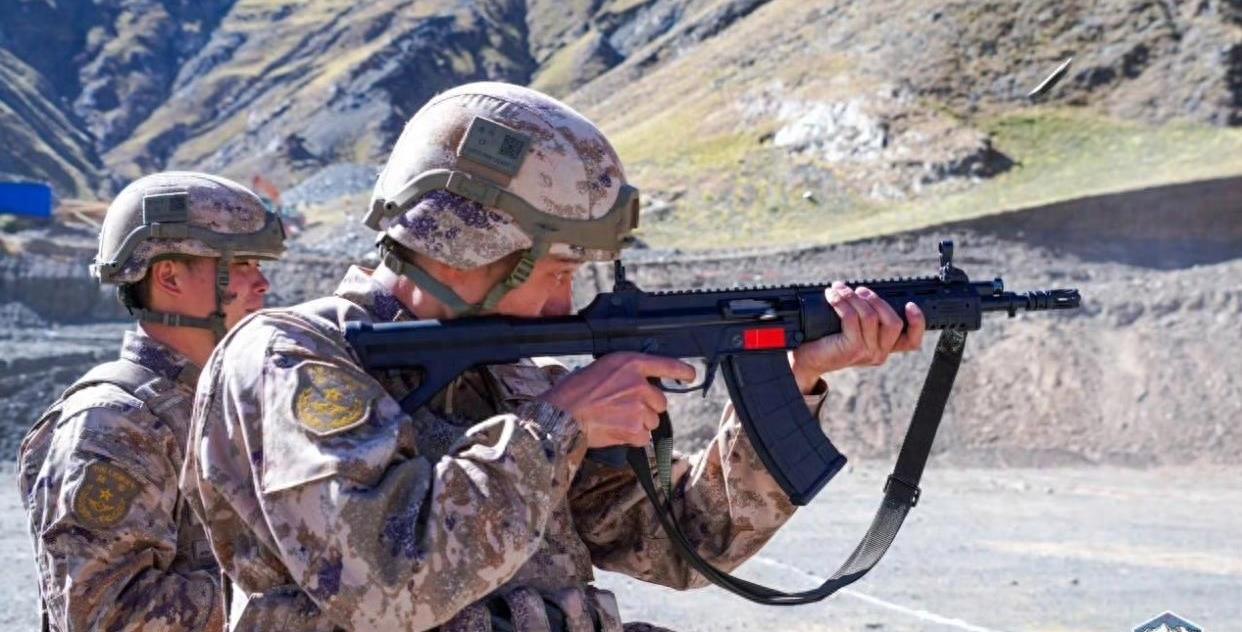 New changes in the firearms worn by PLA commanders. Actual combat ...
