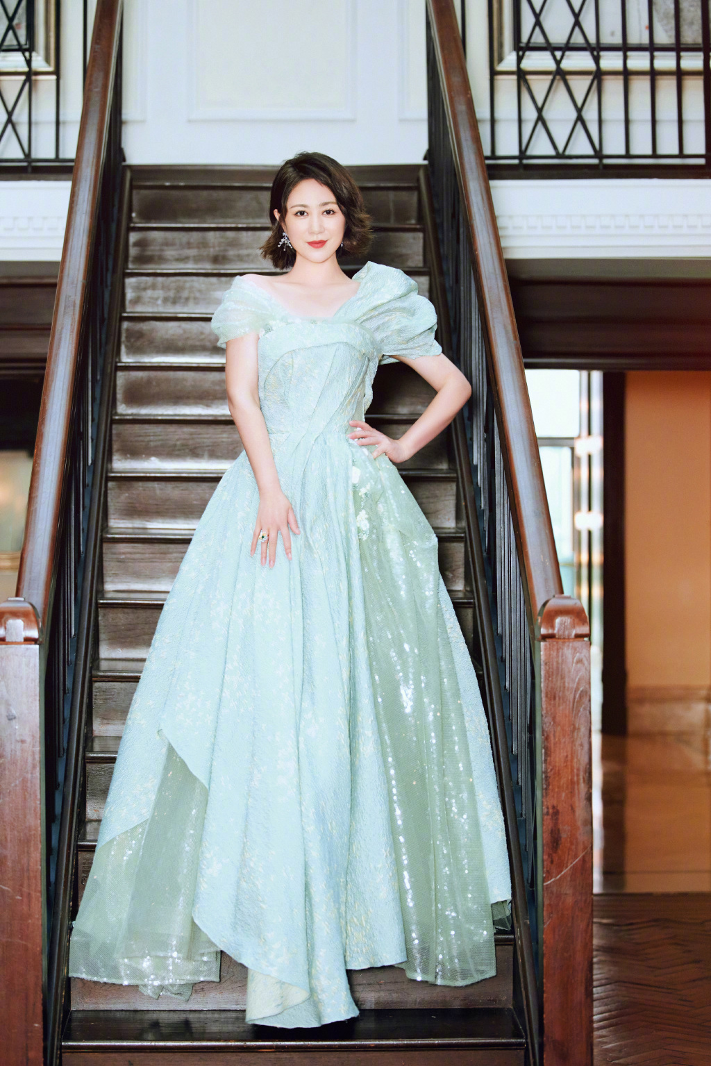 Ma Li took photos to celebrate her 41st birthday wearing a blue off-the ...