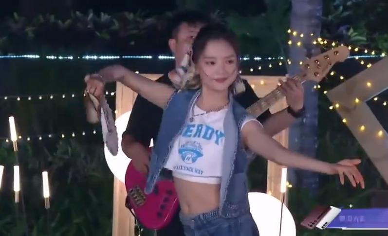Actress Ren Min dances under the pool!The body is bent into a circle in ...