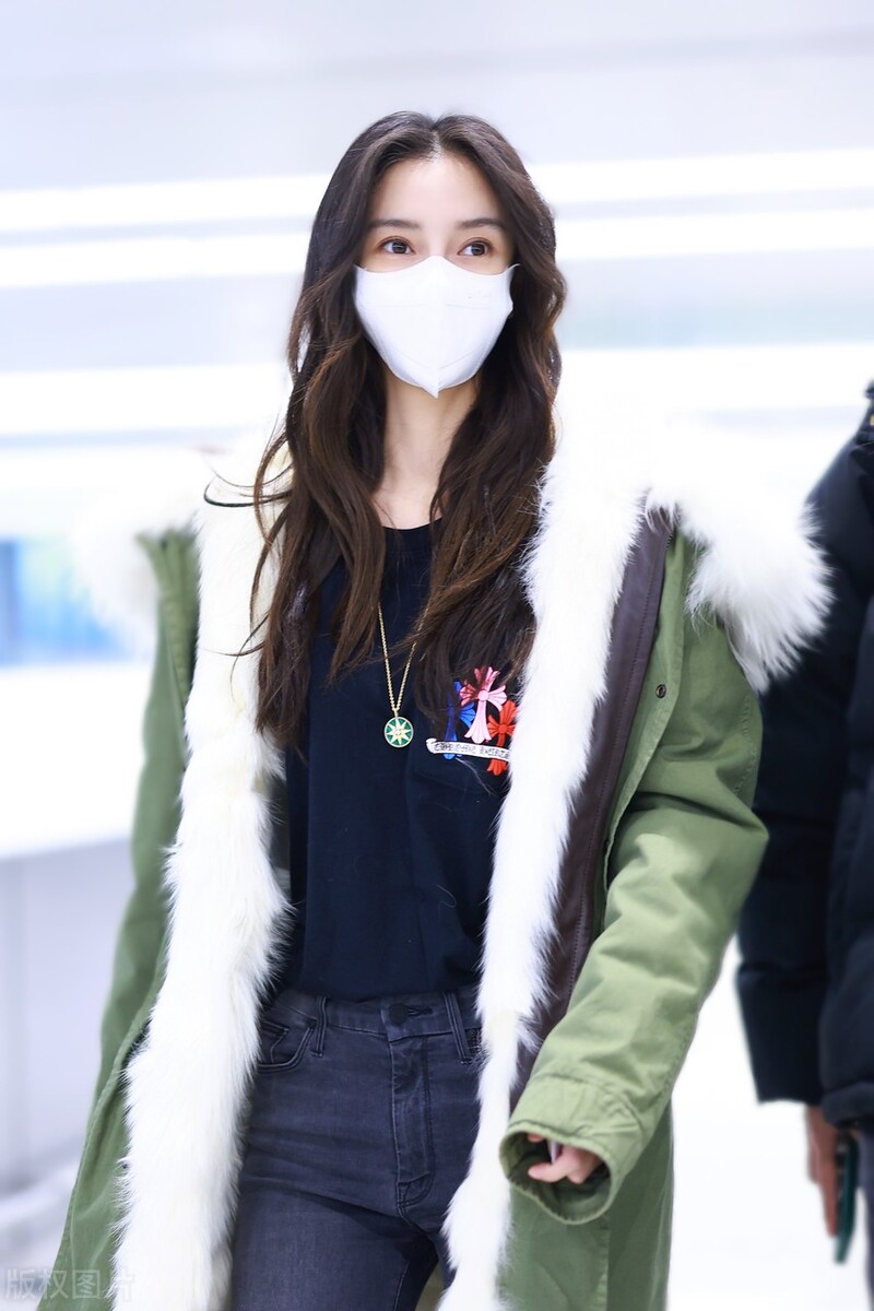 Angelababy Yang Ying appeared at the airport with a smile and a good ...