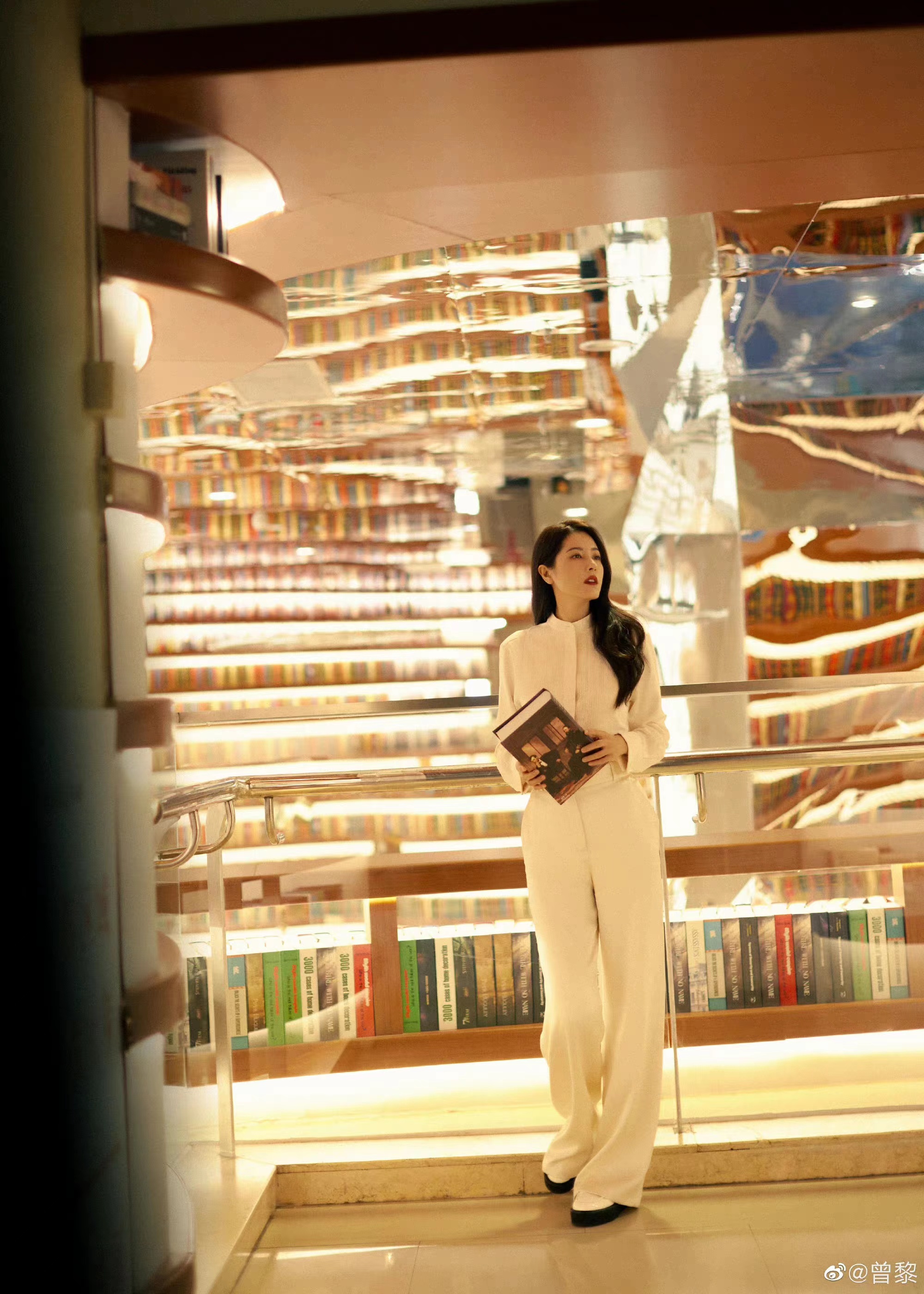 46-year-old Zeng Li is really young, wearing a simple white dress, with ...