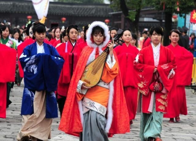 They are pure Han Chinese, with a population of over 100 million, and ...
