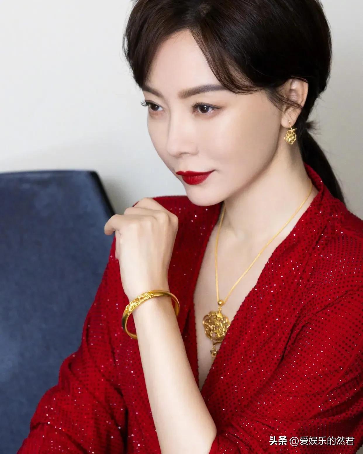 Chen Shu, who has a quiet and beautiful mind, is dignified, elegant ...