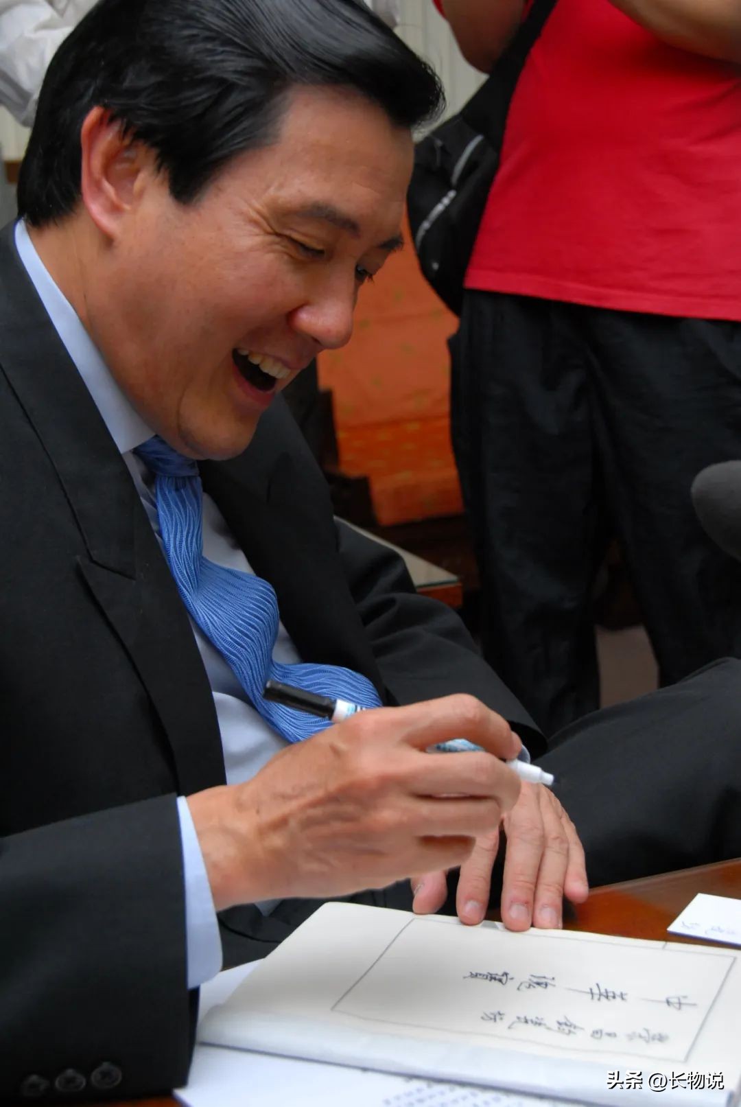 What signals did Ma Ying-jeou send when he visited the mainland to pay ...
