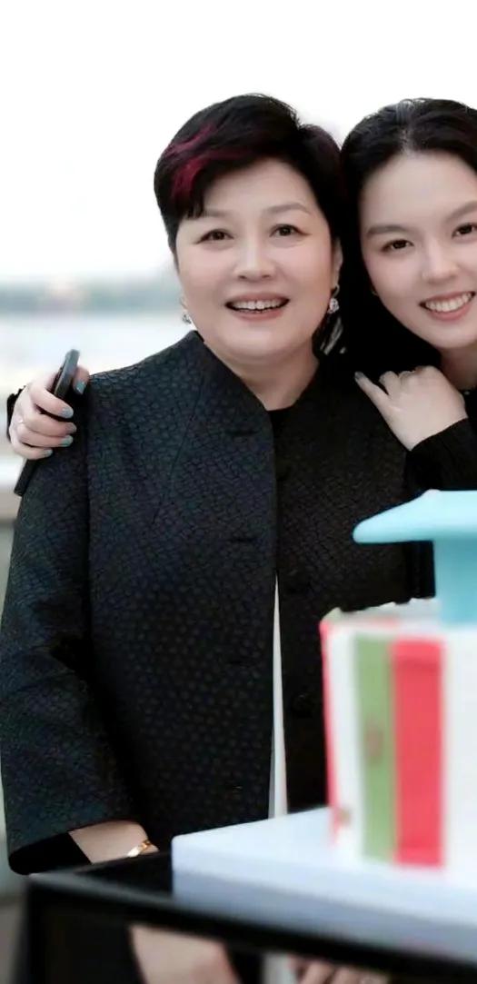 Li Yong's wife excitedly posted a post late at night - iNEWS