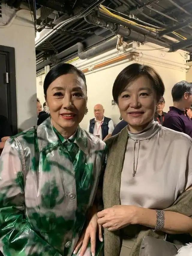 Lin Qingxia and Wang Mingquan are in the same frame, wearing a ...