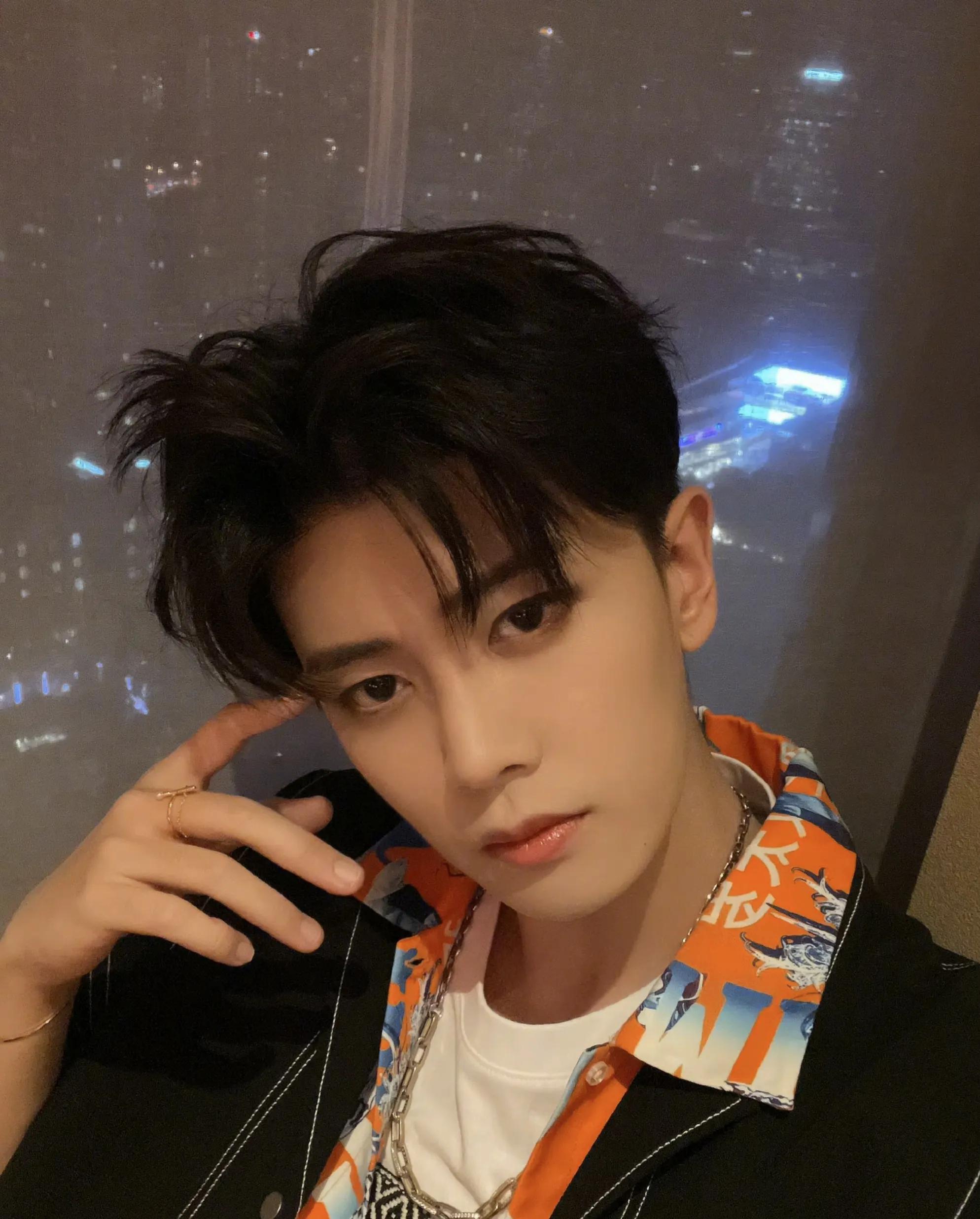 Male star Ren Jialun fashion photo: handsome and handsome, Yushu ...