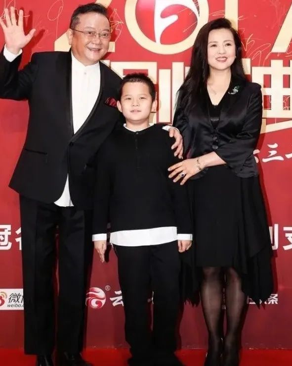 Wang Gang's 38-year-old daughter celebrates her father's birthday! Well ...