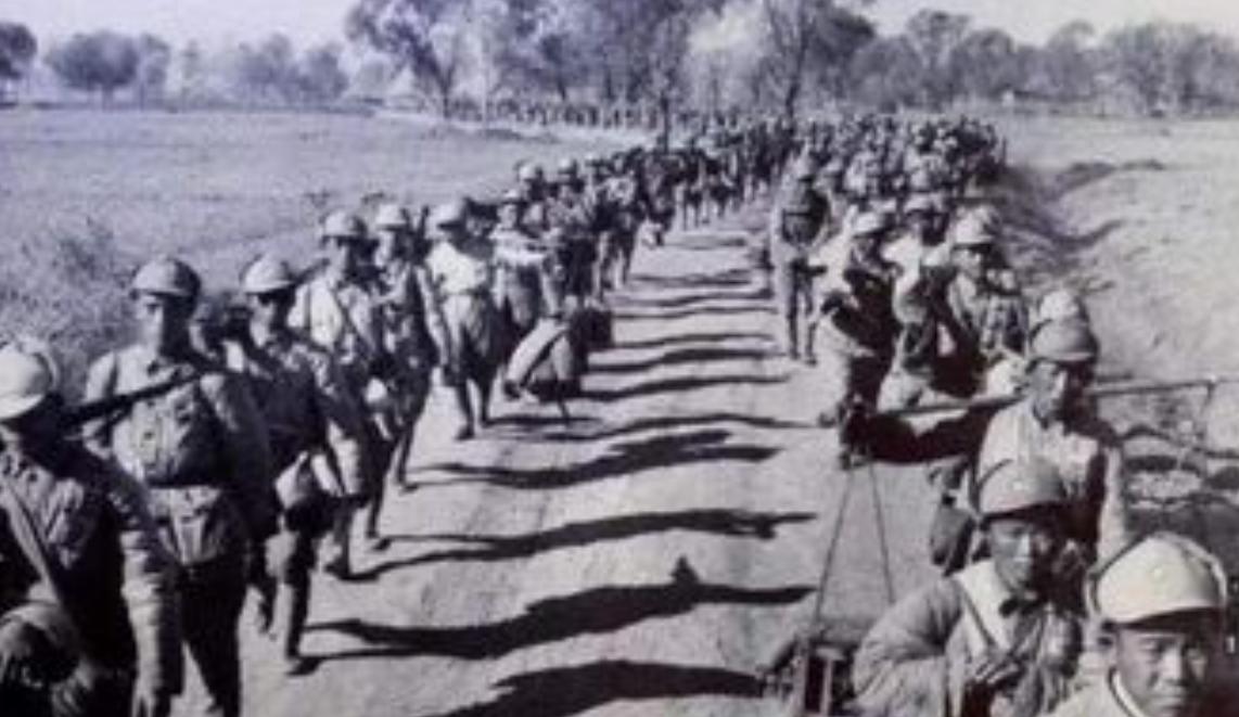 At a critical moment of the PLA, six wounded soldiers who had fallen ...