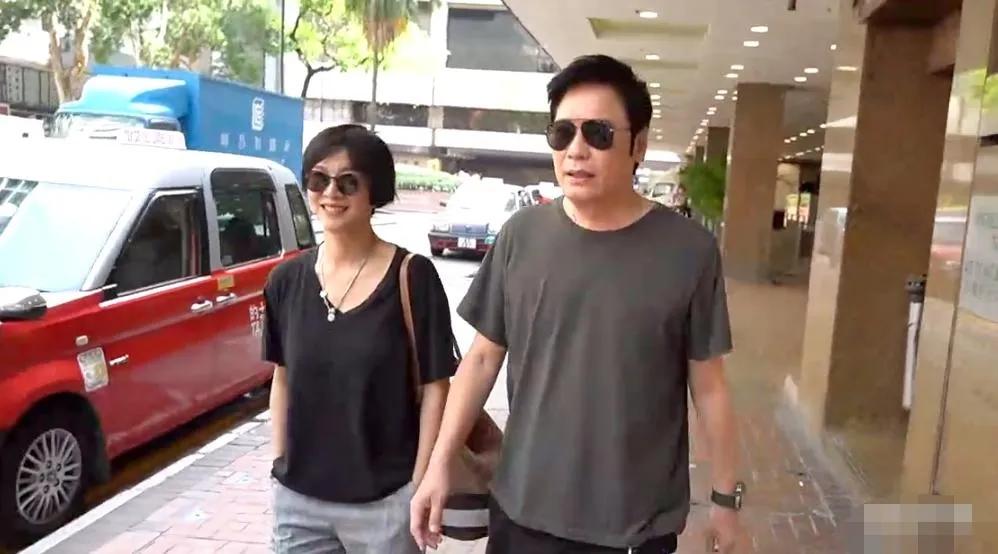 62-year-old Luo Jialiang and his wife appeared in Hong Kong, with a ...