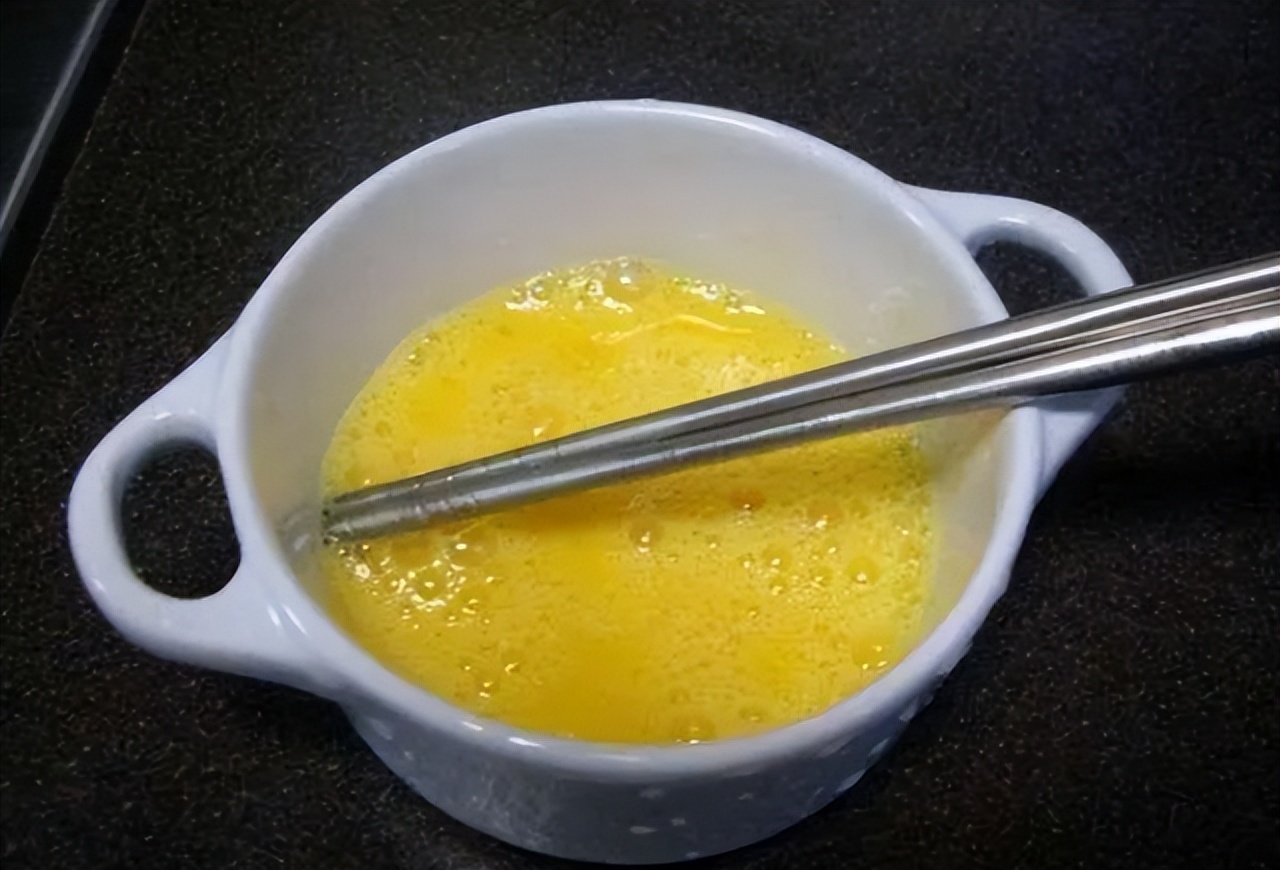 "Boiled water to wash eggs" dripping sesame oil, insist on drinking for ...