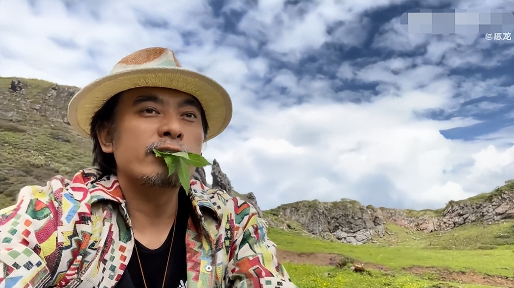 Actor Chen Long eats wild grass pine mushrooms, with a gray beard and ...