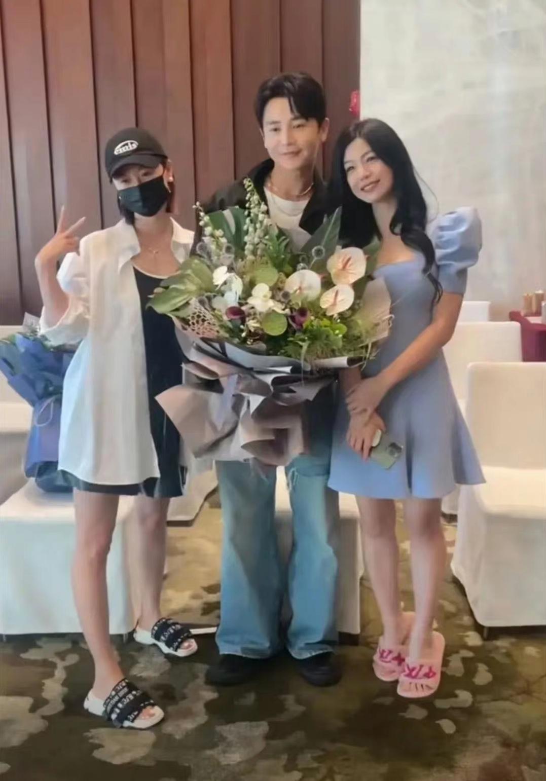 Chen Yanxi was exposed to take a group photo close to the actor, with her feet tilted and her ...