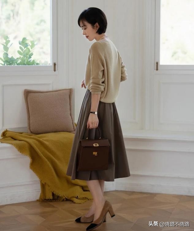 This year, there is a popular way to wear: "narrow at the top and wide ...