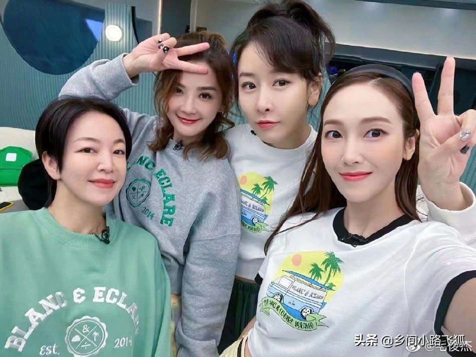 Mao Junjie took a photo with Zheng Xiuyan Cai Zhuoyan Aya and the four ...