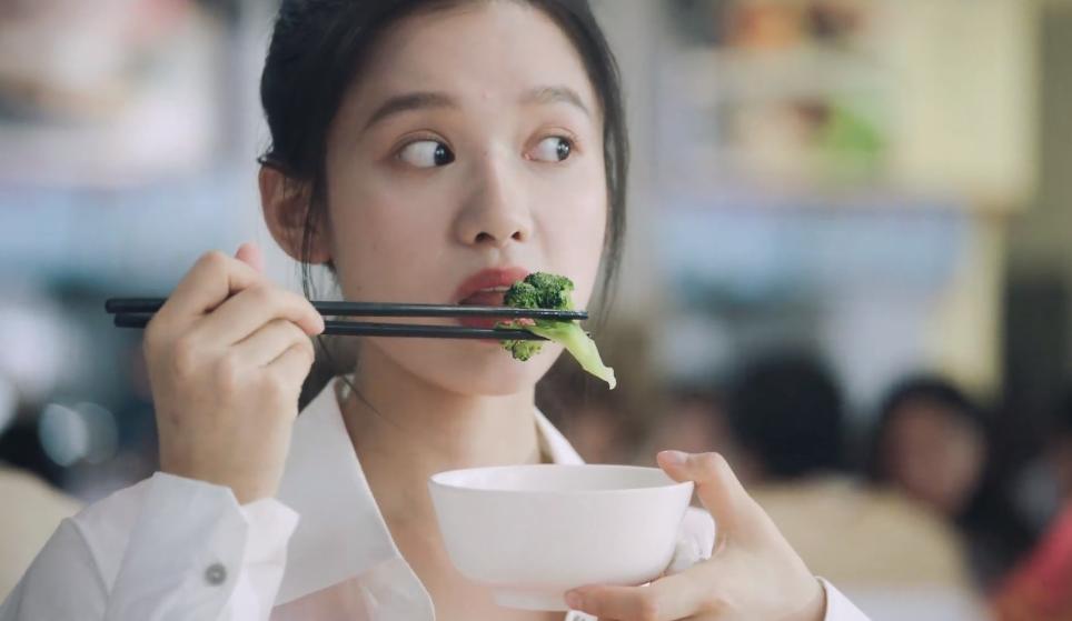 Glancing around, shaking your head?23-year-old Zhang Jingyi debuted ...