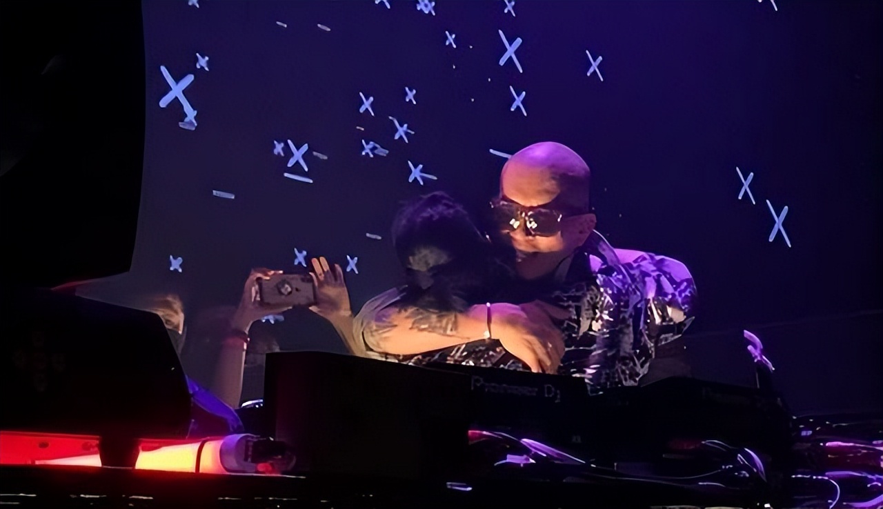 Gu Junye's first show after marriage, Xiao S joined her husband Xu ...