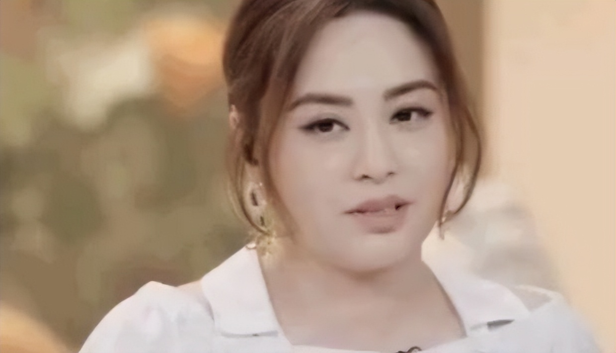 Gillian gained weight after divorce? Now traveling with the replica ...