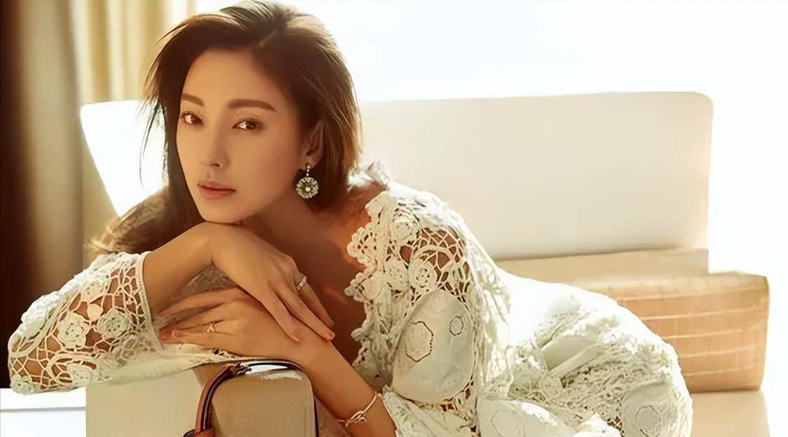 Zhang Yuqi's face is shiny like a pig's mane, yet she has been selected ...