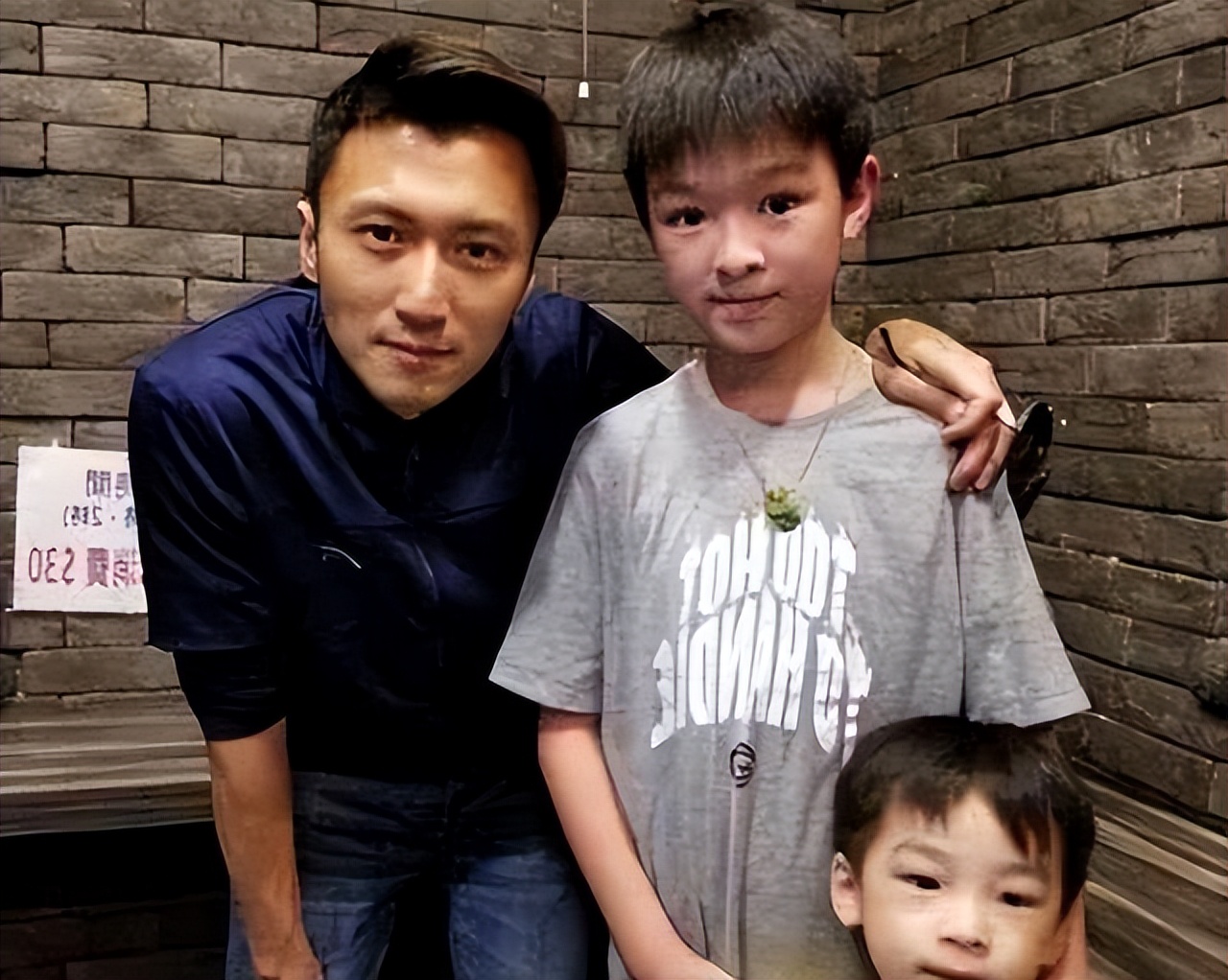 Nicholas Tse and his eldest son Xie Zhenxuan returned to Hong Kong with ...