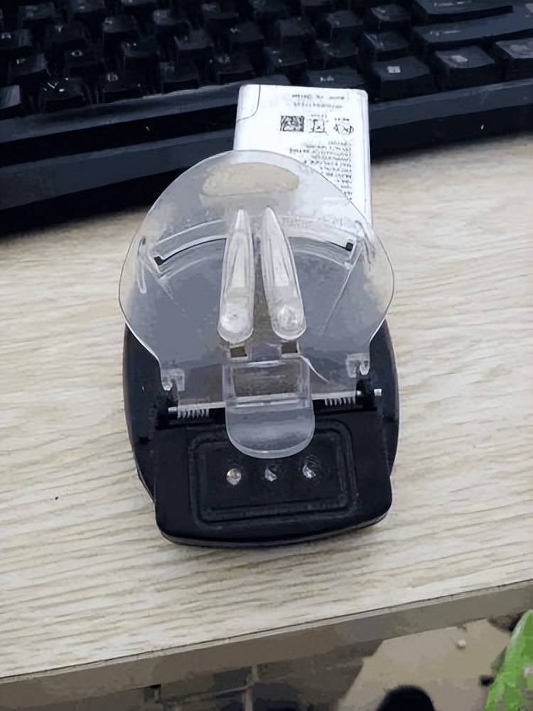 Don't throw away the old mobile phone universal charger! There are so ...