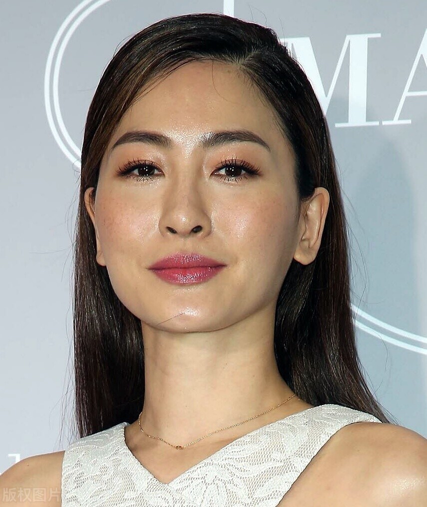 "Hong Kong Supermodel" Zhou Wenqi: Suspected of having plastic surgery ...