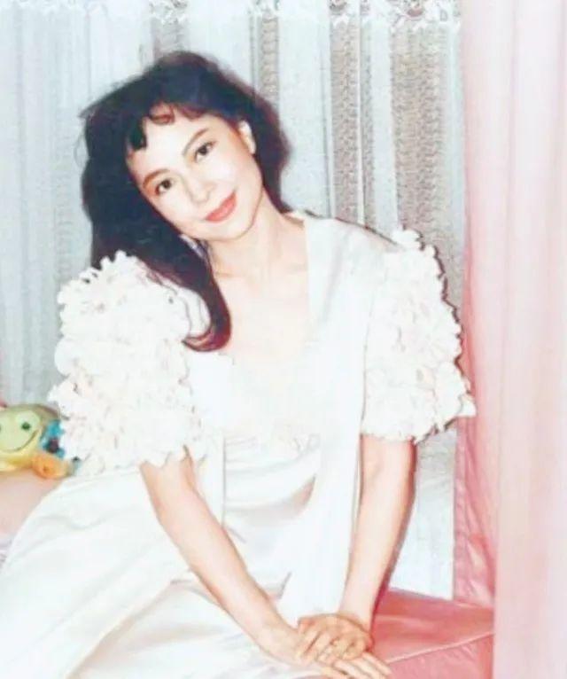 Dina: The sexy porn star who is popular in Asia, went to build a ...