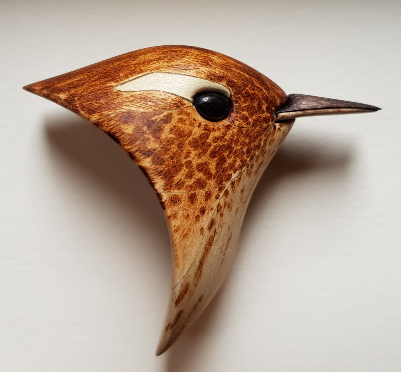 Super realistic bird body structure wood carving art - iNEWS