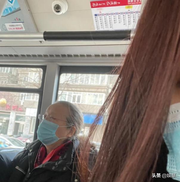 85-year-old Li Mingqi was met by chance on the bus, pulling the cart to ...